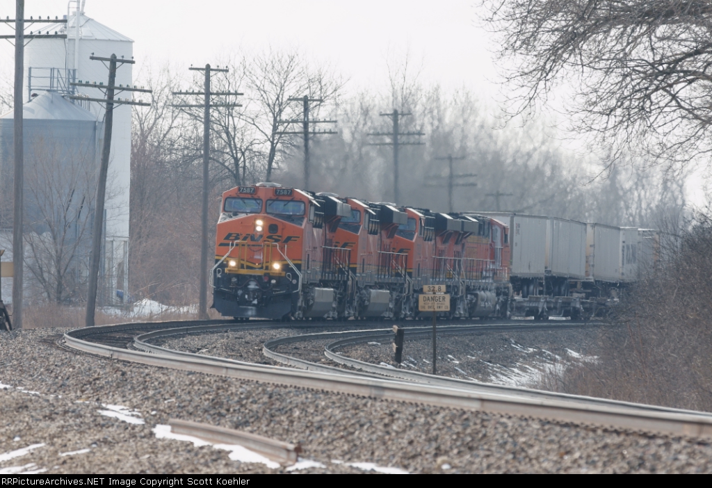 BNSF 7587